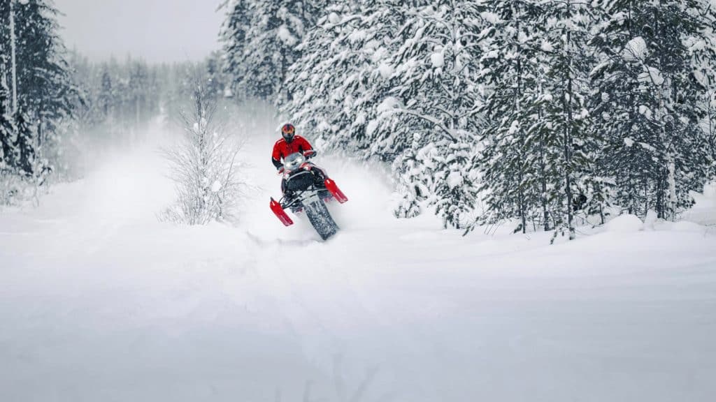 "Lynx RAVE RE 2024 - Passion Motoneige Magazine"